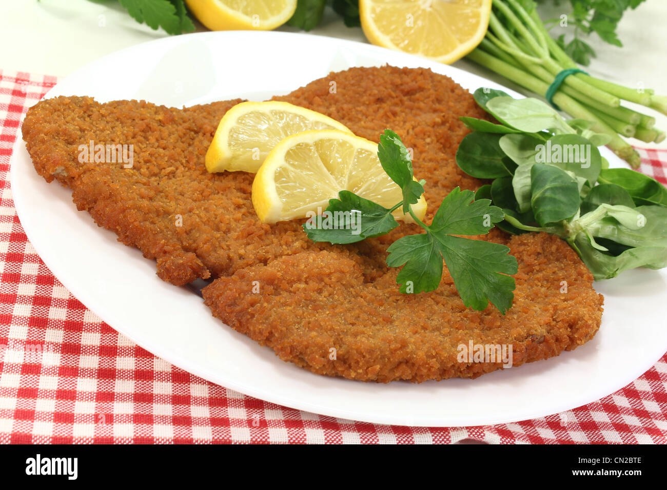 freshly roasted wiener schnitzel with lemon slices and parsley Stock ...