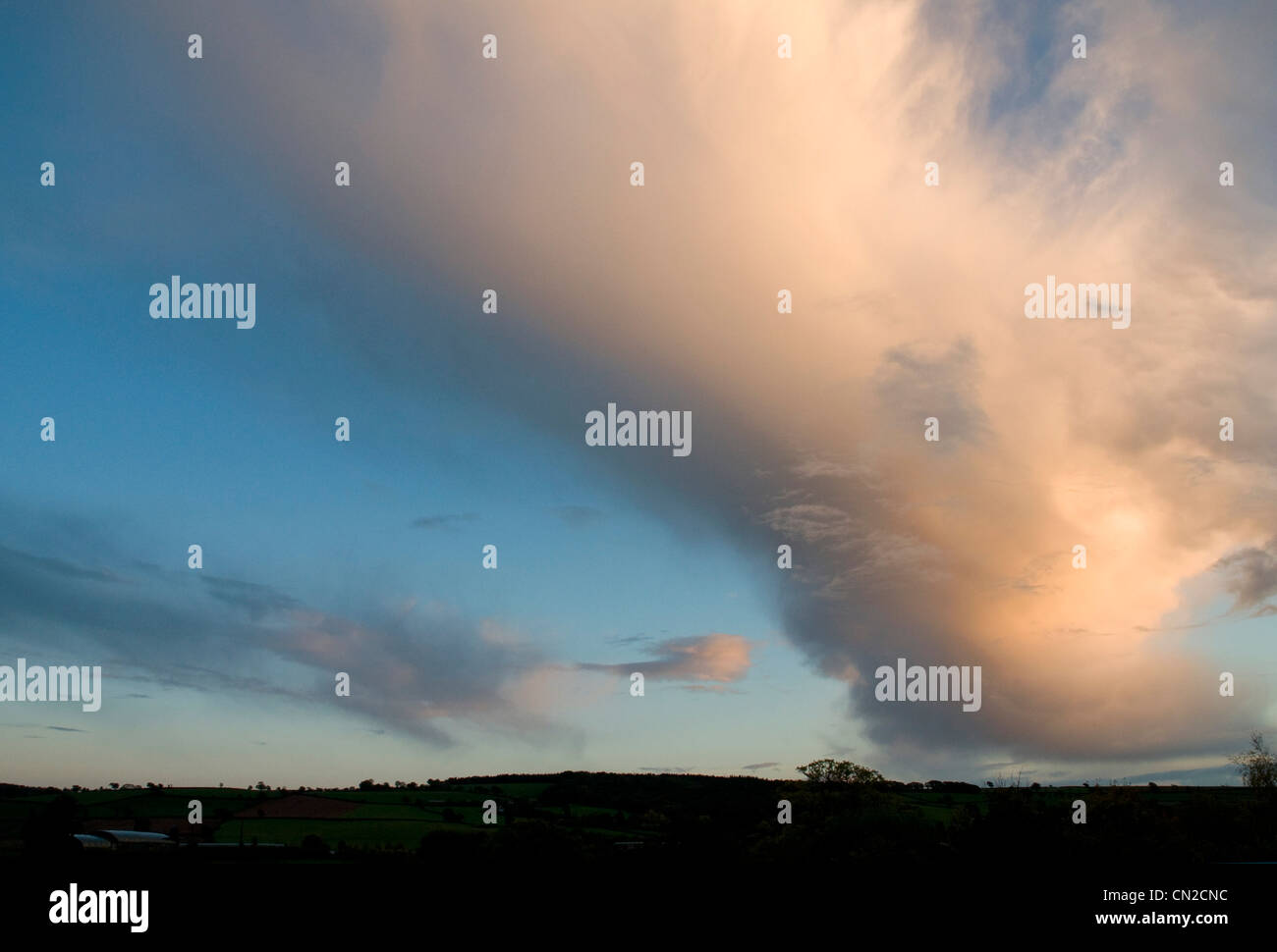 Decaying cumulonimbus cloud, looking south from Bradninch in Devon ...