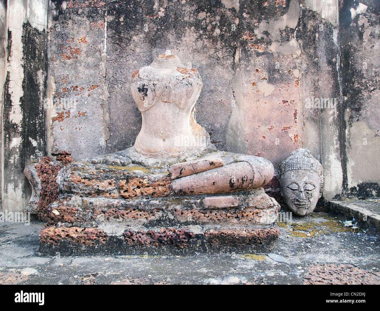 Buddha head is broken Stock Photo - Alamy
