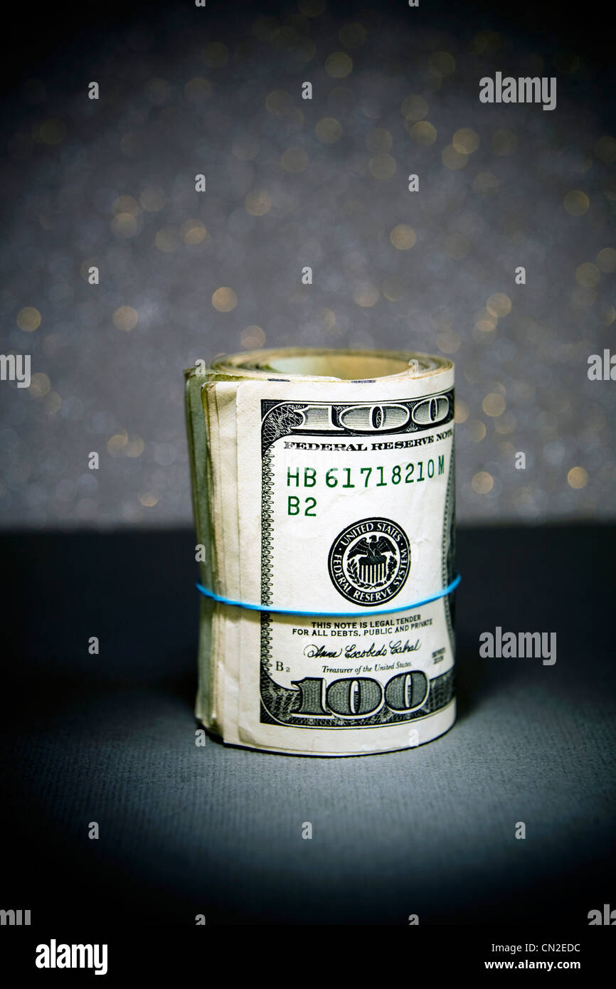 Cash roll of one hundred dollar bills hi-res stock photography and ...