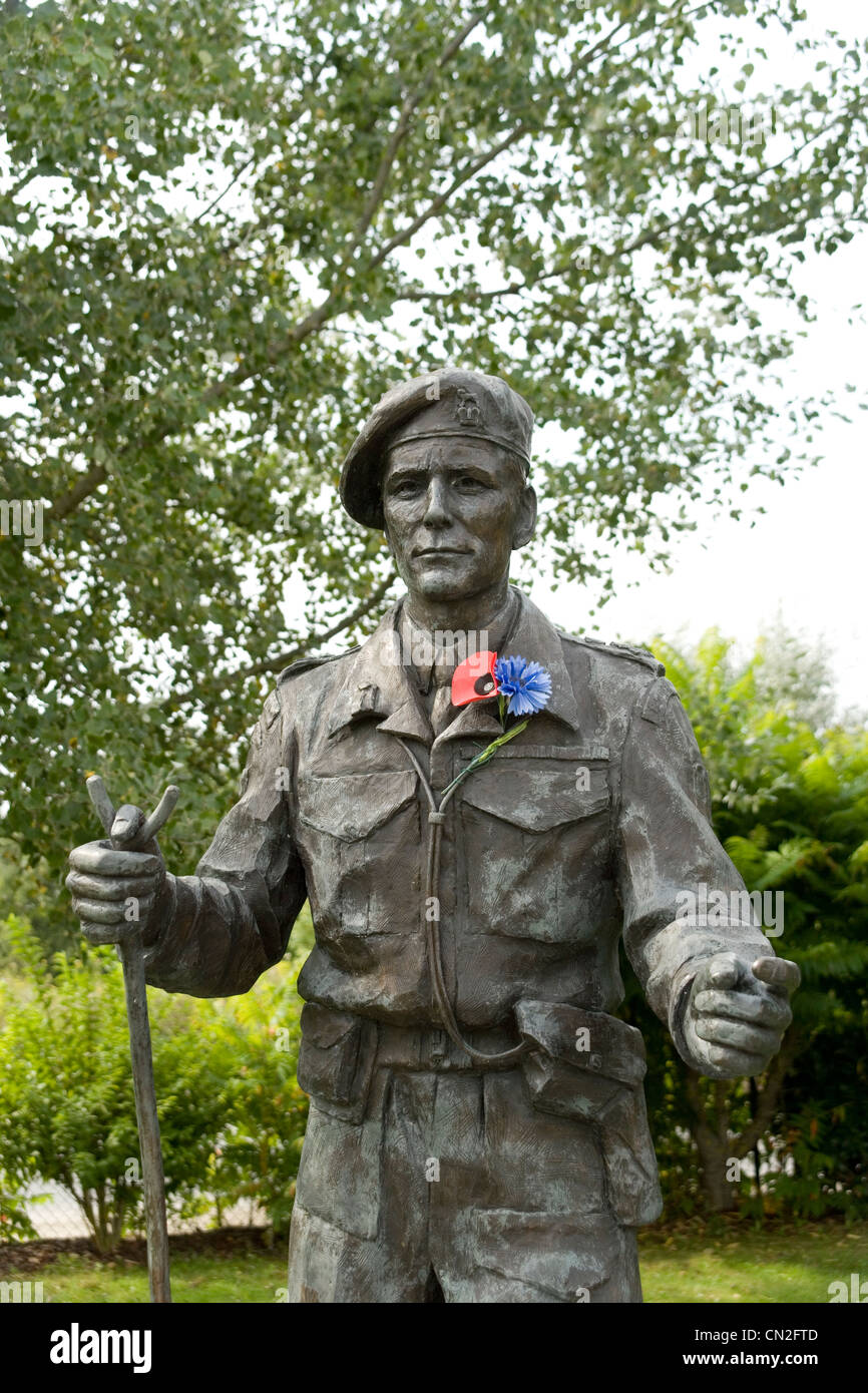Statue of Brigadier James Hill in the grounds of the Pegasus Airborne ...
