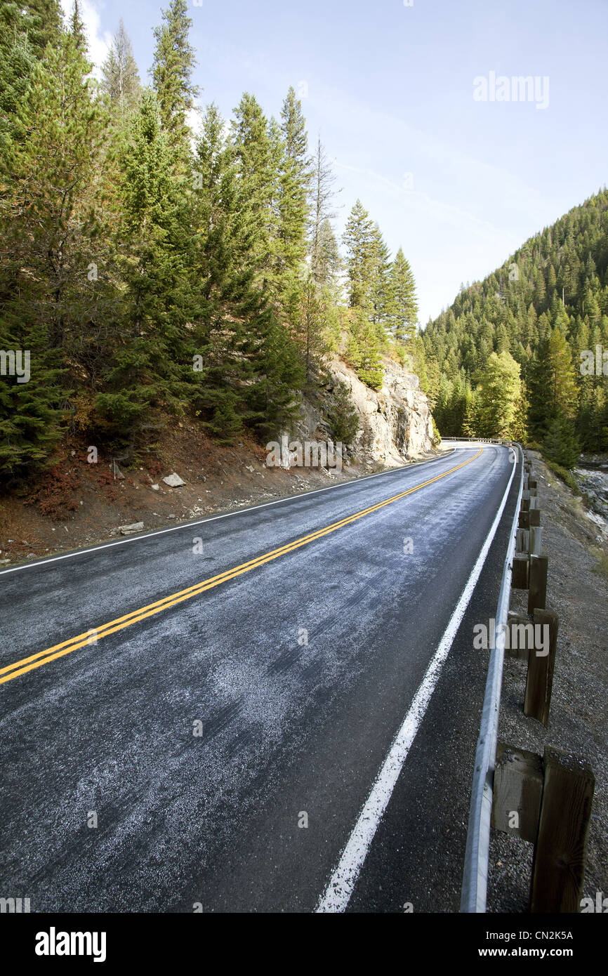 Road along river hi-res stock photography and images - Alamy