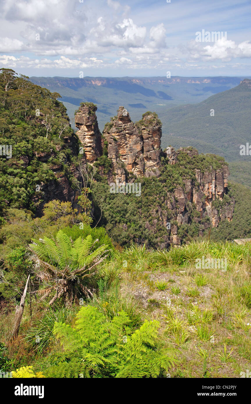'The Three Sisters' from Echo Point lookout, The Jamison Valley, Blue ...