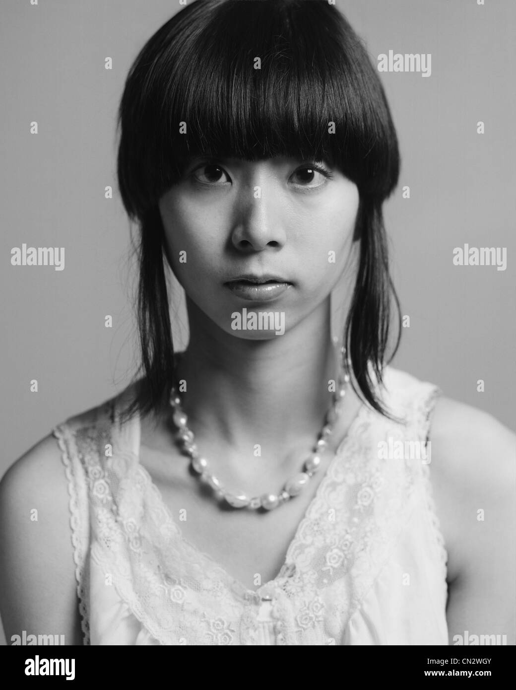 Woman wearing pearl necklace hi-res stock photography and images - Alamy