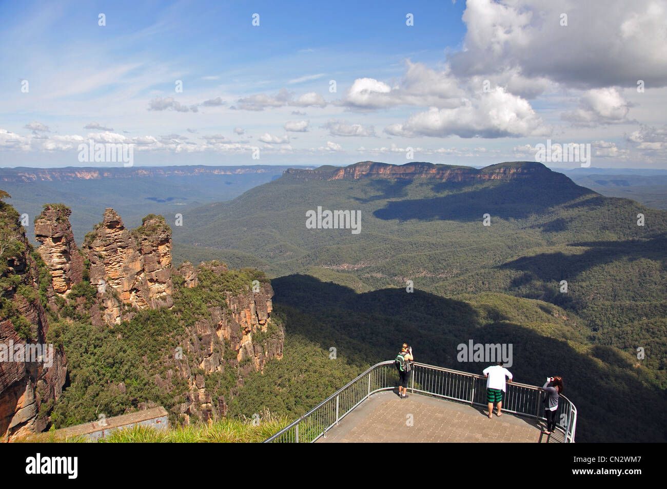'The Three Sisters' from Echo Point lookout, The Jamison Valley, Blue ...