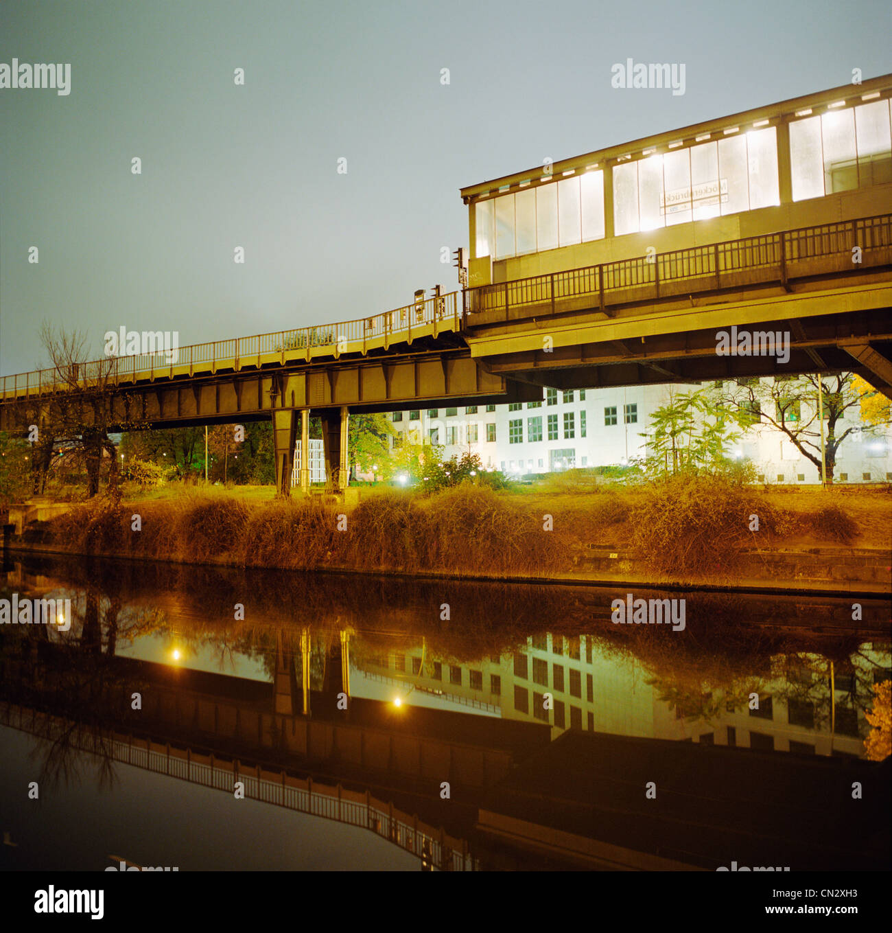 Elevated railway hi-res stock photography and images - Alamy