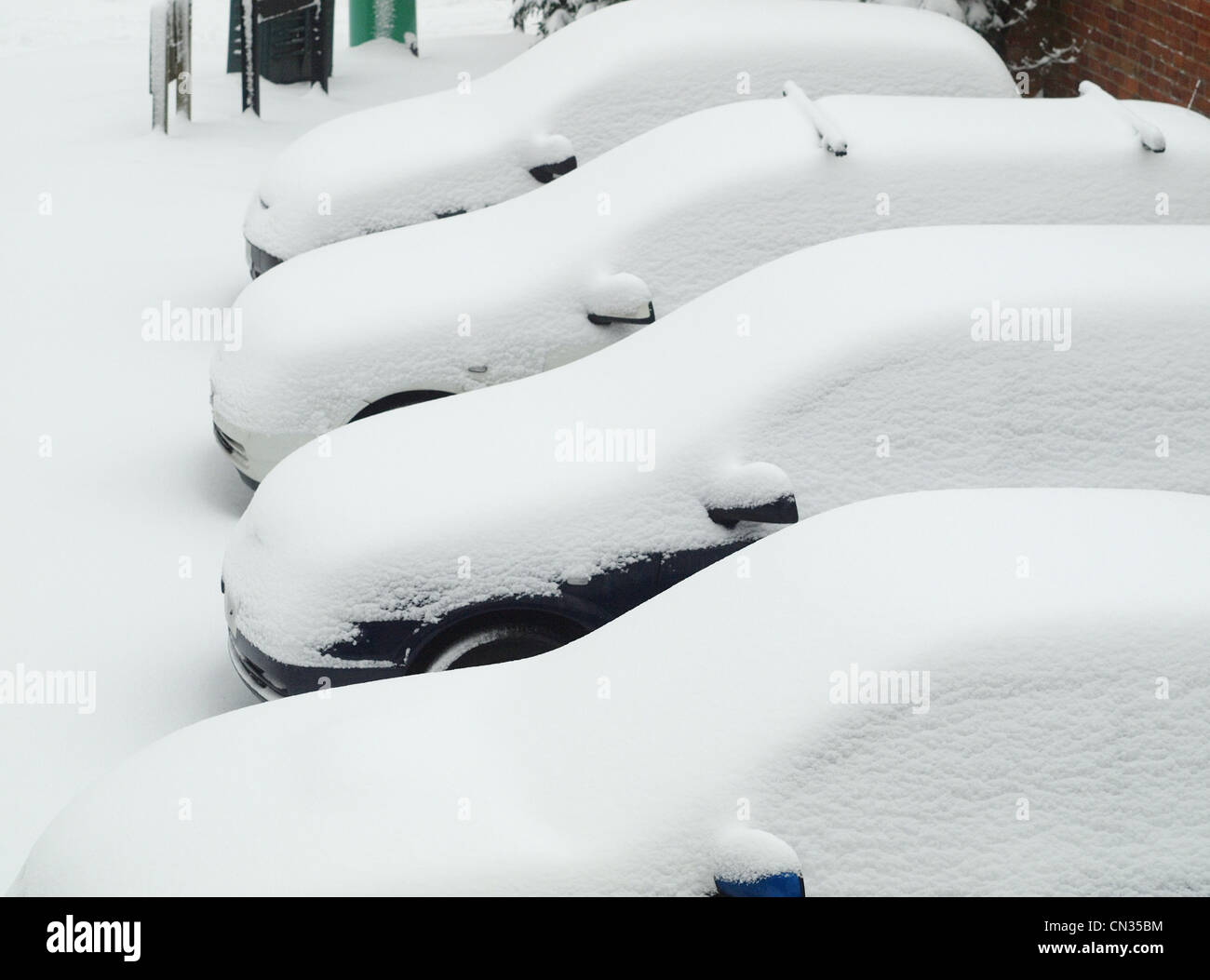 Car park snow covered cars hi-res stock photography and images - Alamy