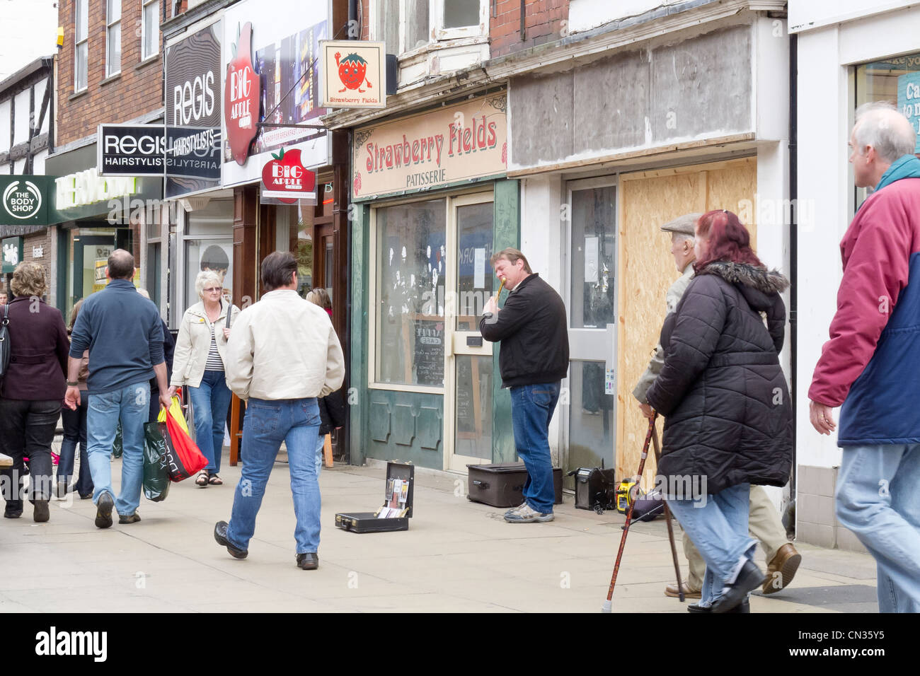 English street flute player hi-res stock photography and images - Alamy