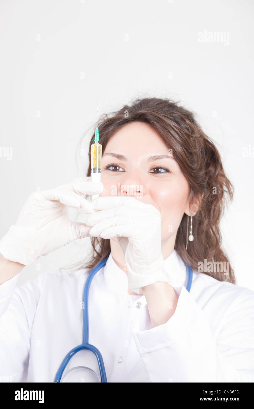 Close up of a beautiful woman doctor hold an injection Stock Photo - Alamy