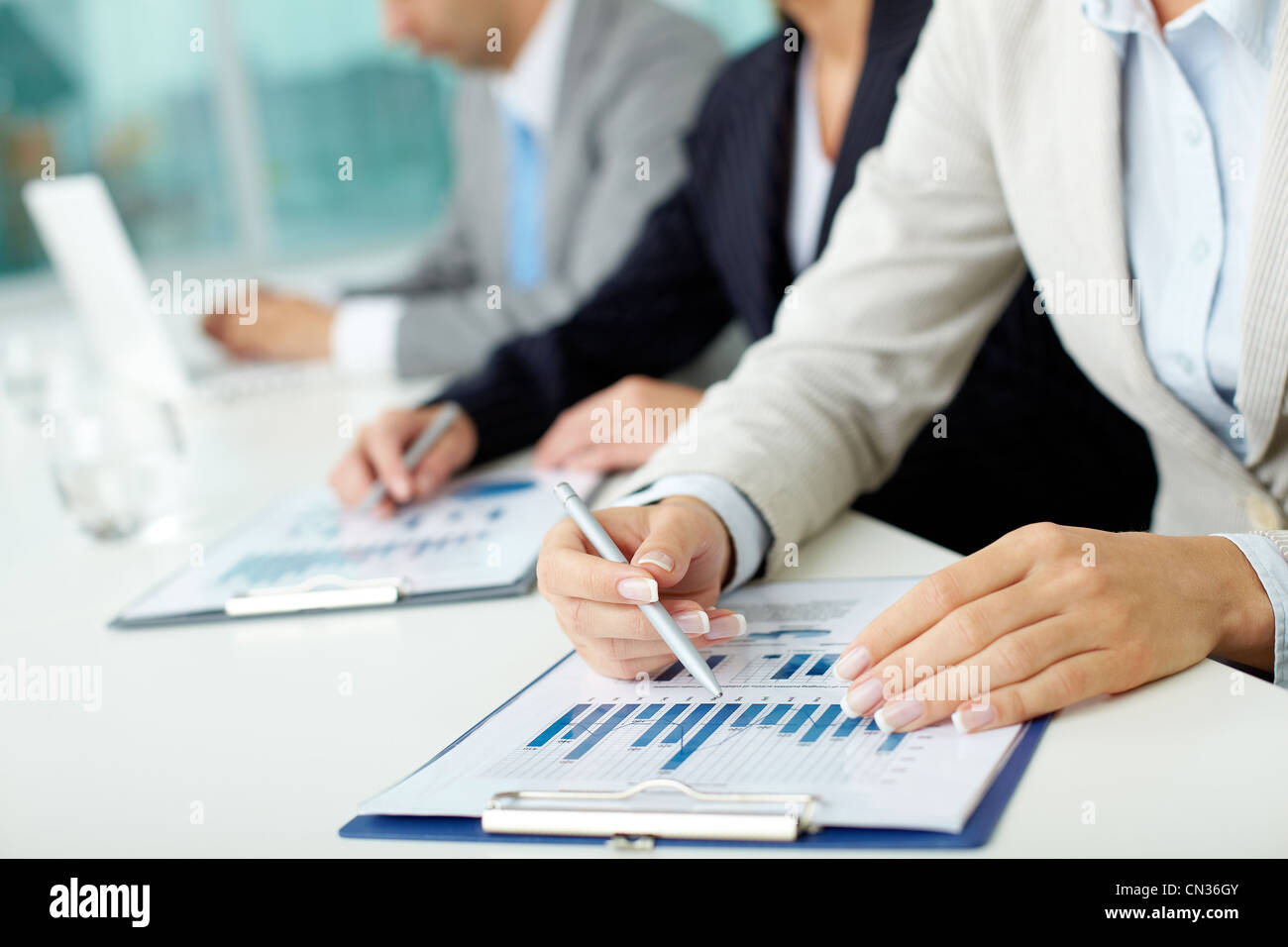 People seated table seminar hi-res stock photography and images - Alamy