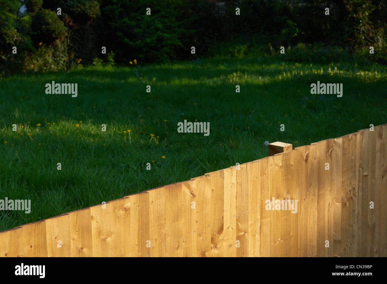 Garden british fence grass hi-res stock photography and images - Alamy