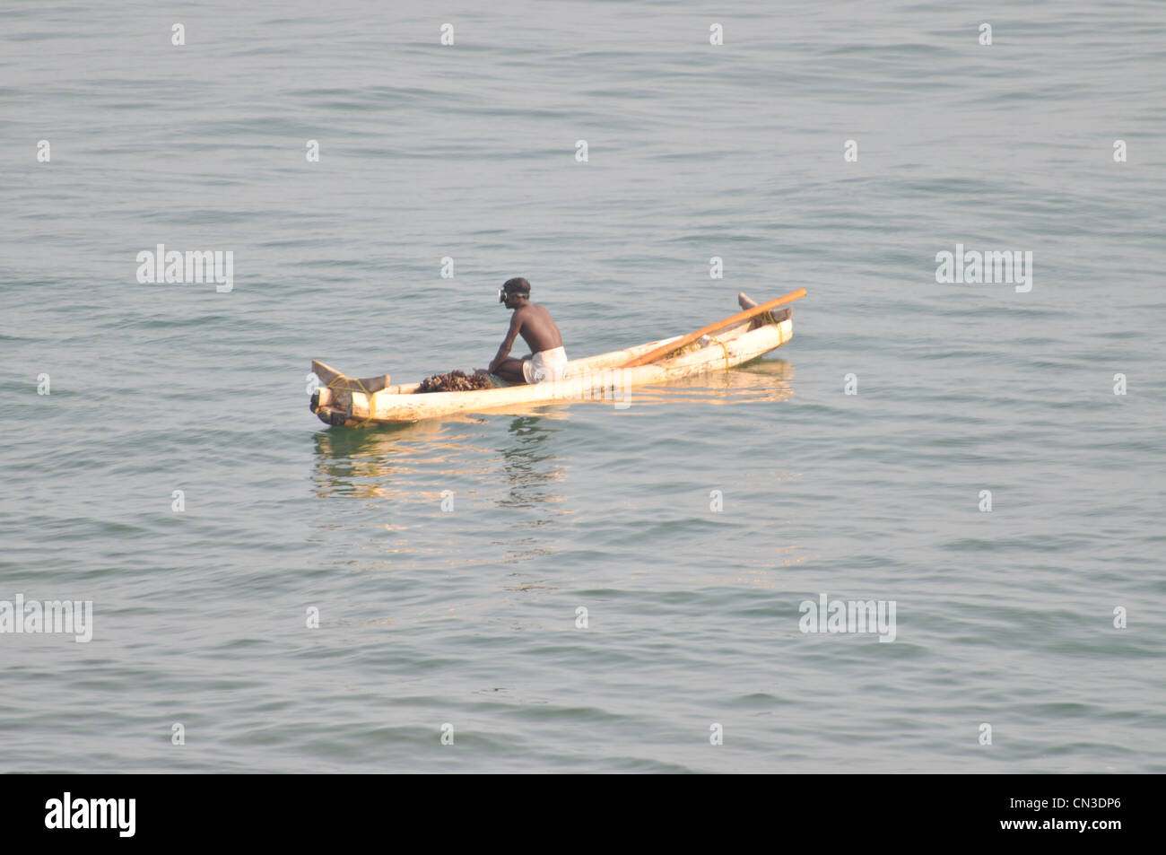 catamaran at kovalam kerala india diving for mussels Stock Photo - Alamy