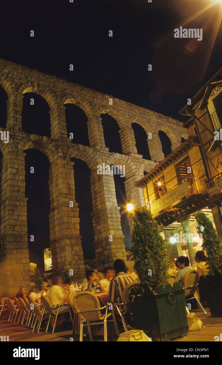Popular restaurant serving traditional cochinillo suckling pig at dusk ...
