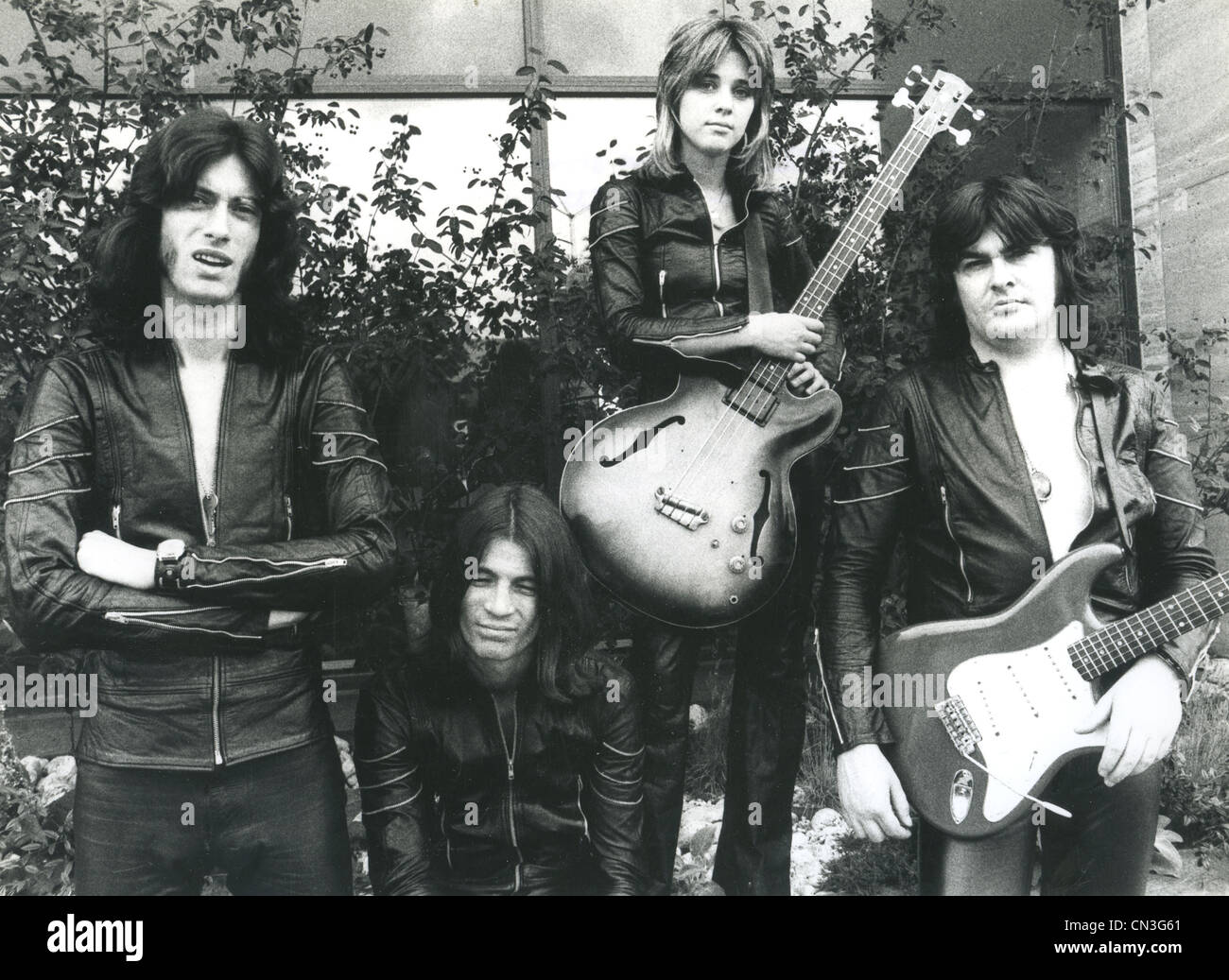 SUZI QUATRO US rock musician in 1974 with her band about 1973 Stock ...