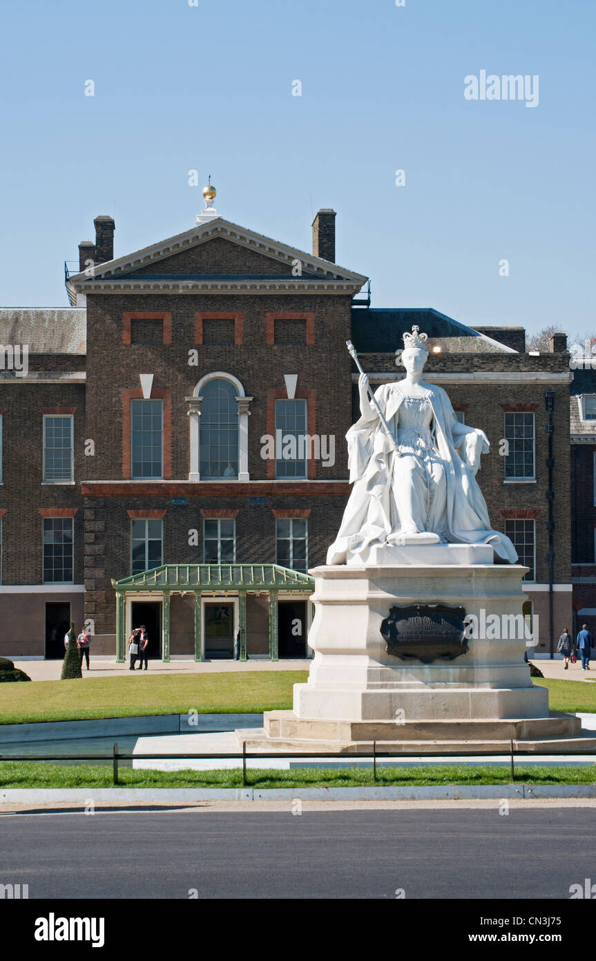 The new transformation of Kensington Palace and the statue of Queen ...