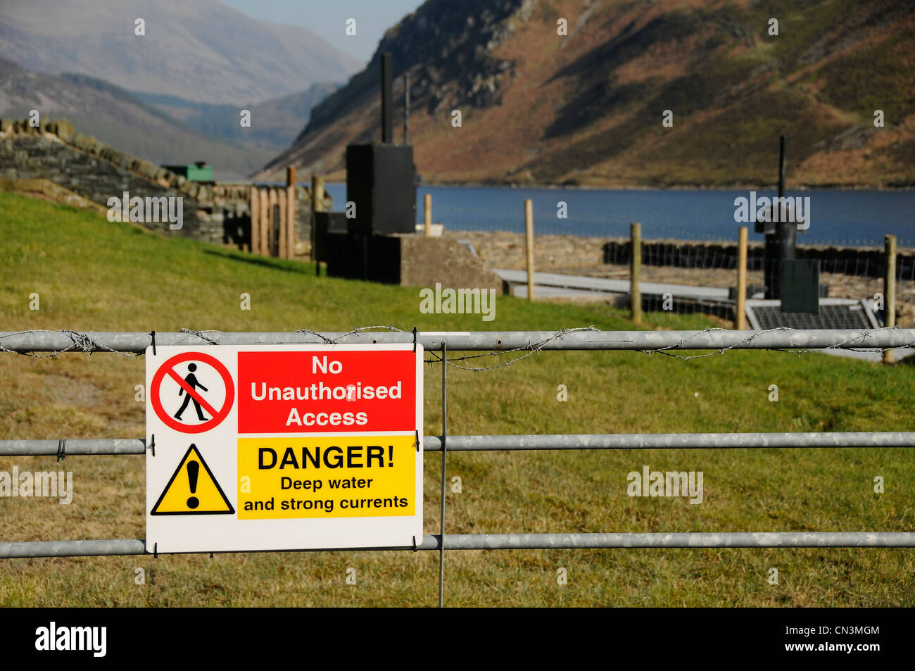Warning sign for deep water and strong currents next to a lake in the ...