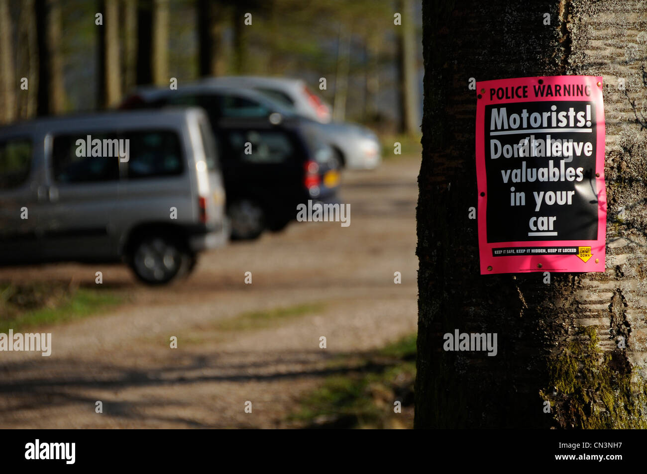 Sign warning car theft thieves hi-res stock photography and images - Alamy