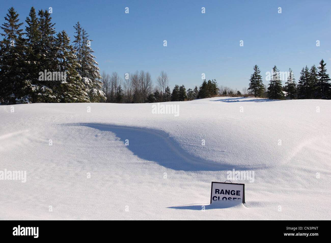 Golf course closed sign hi-res stock photography and images - Alamy
