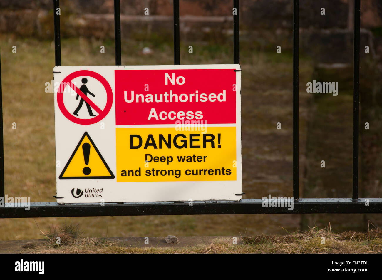 Warning sign for deep water and strong currents next to a lake in the ...