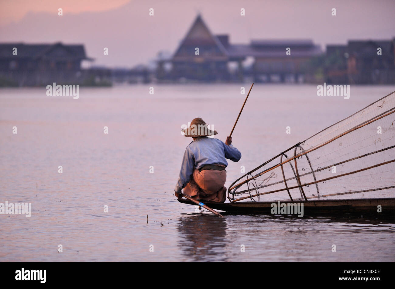 Myanmar (Burma), Shan State, Inle Lake, fisherman of Intha ethnic group ...