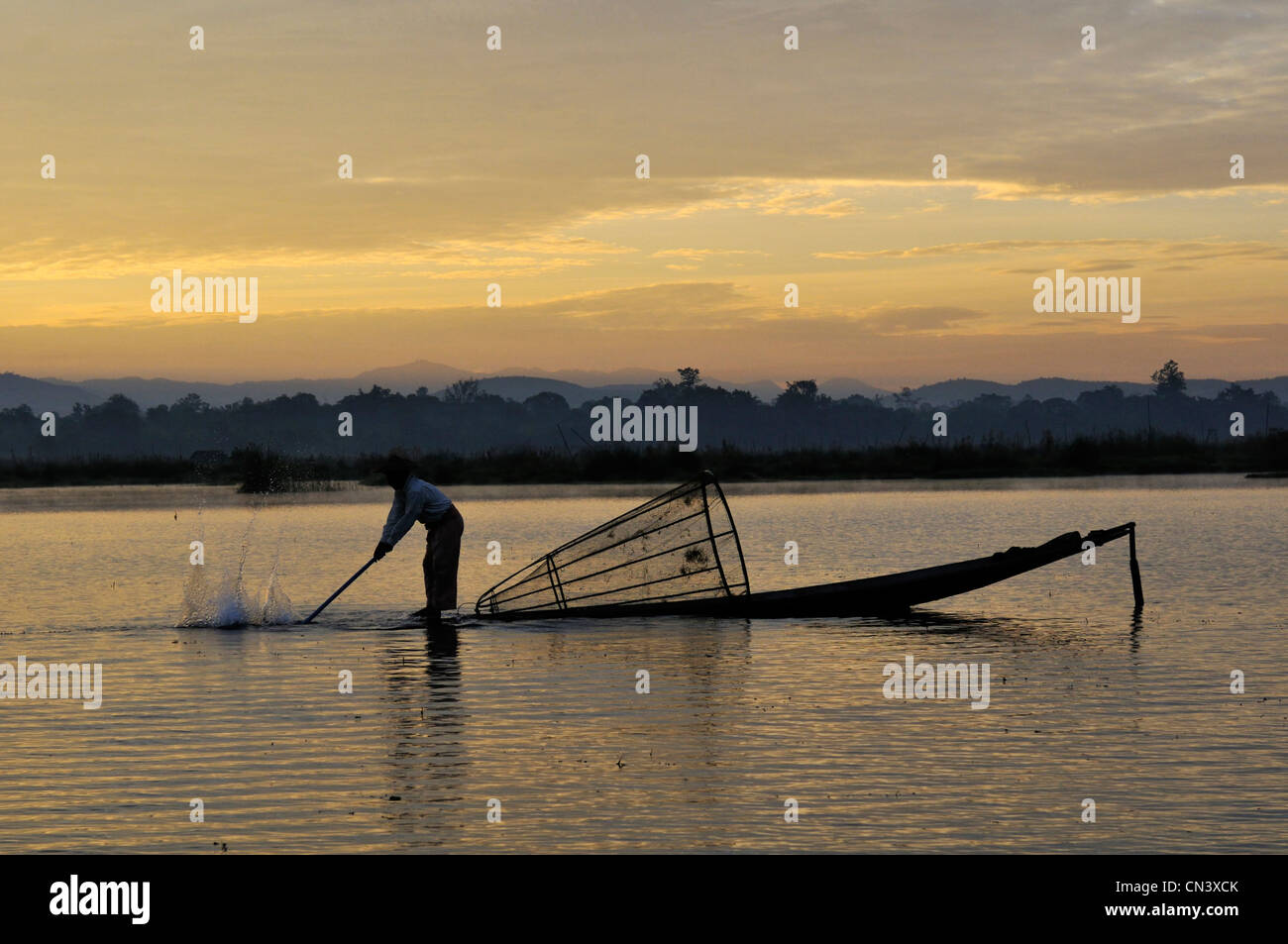 Myanmar (Burma), Shan State, Inle Lake, fisherman of Intha ethnic group ...