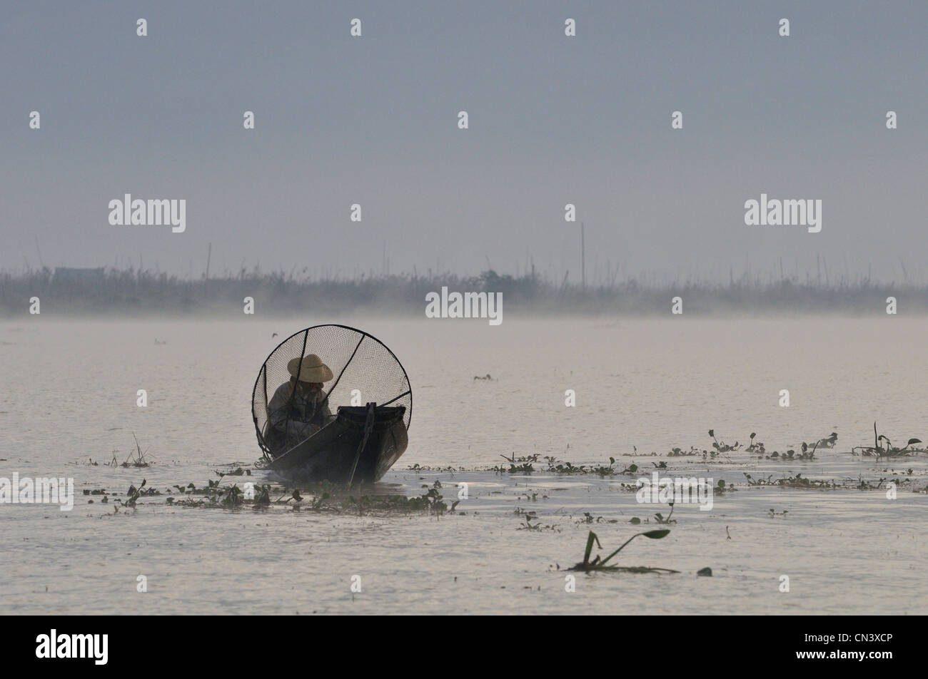Myanmar (Burma), Shan State, Inle Lake, fisherman of Intha ethnic group ...