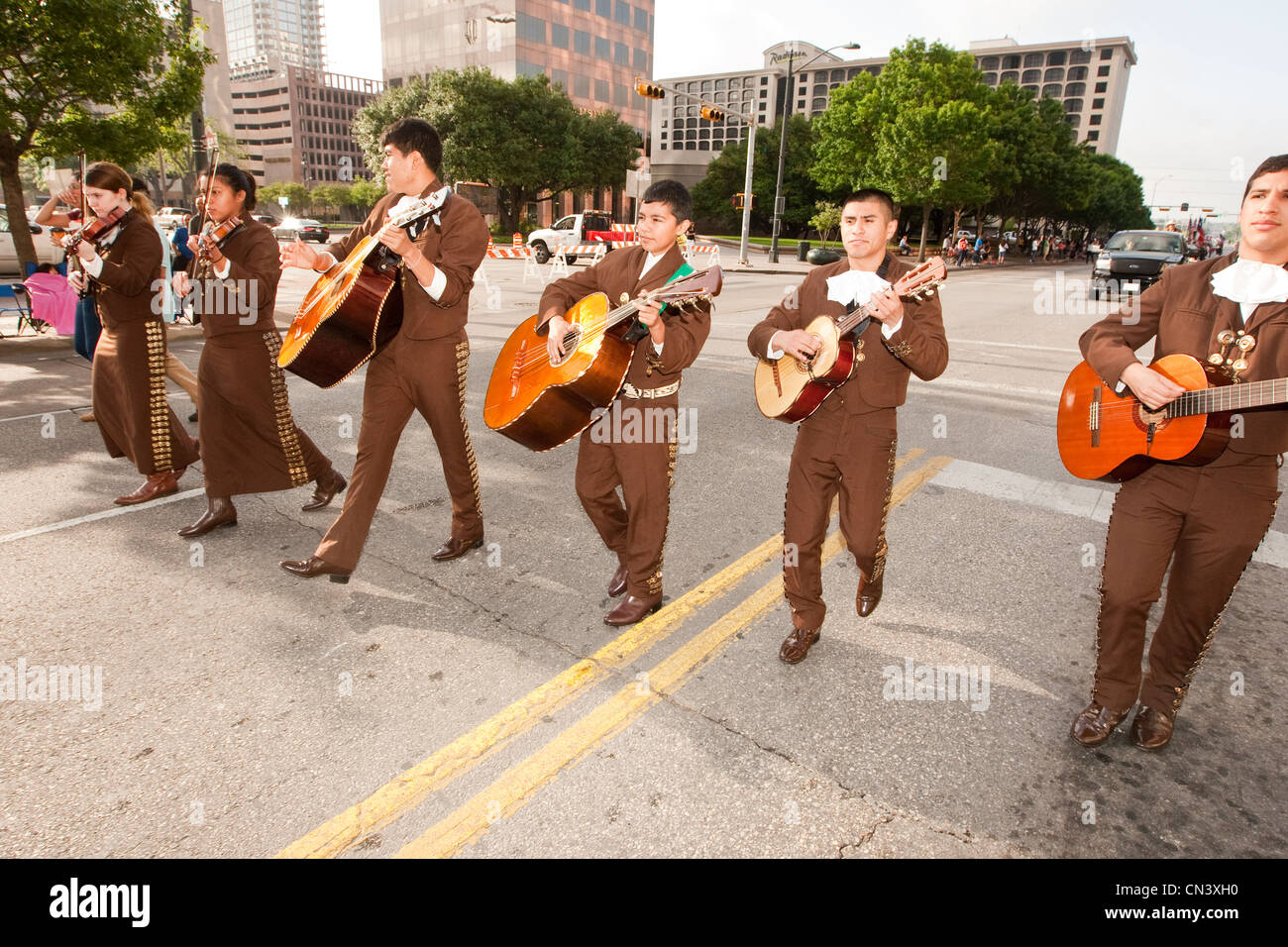 Mariachi band hi-res stock photography and images - Alamy