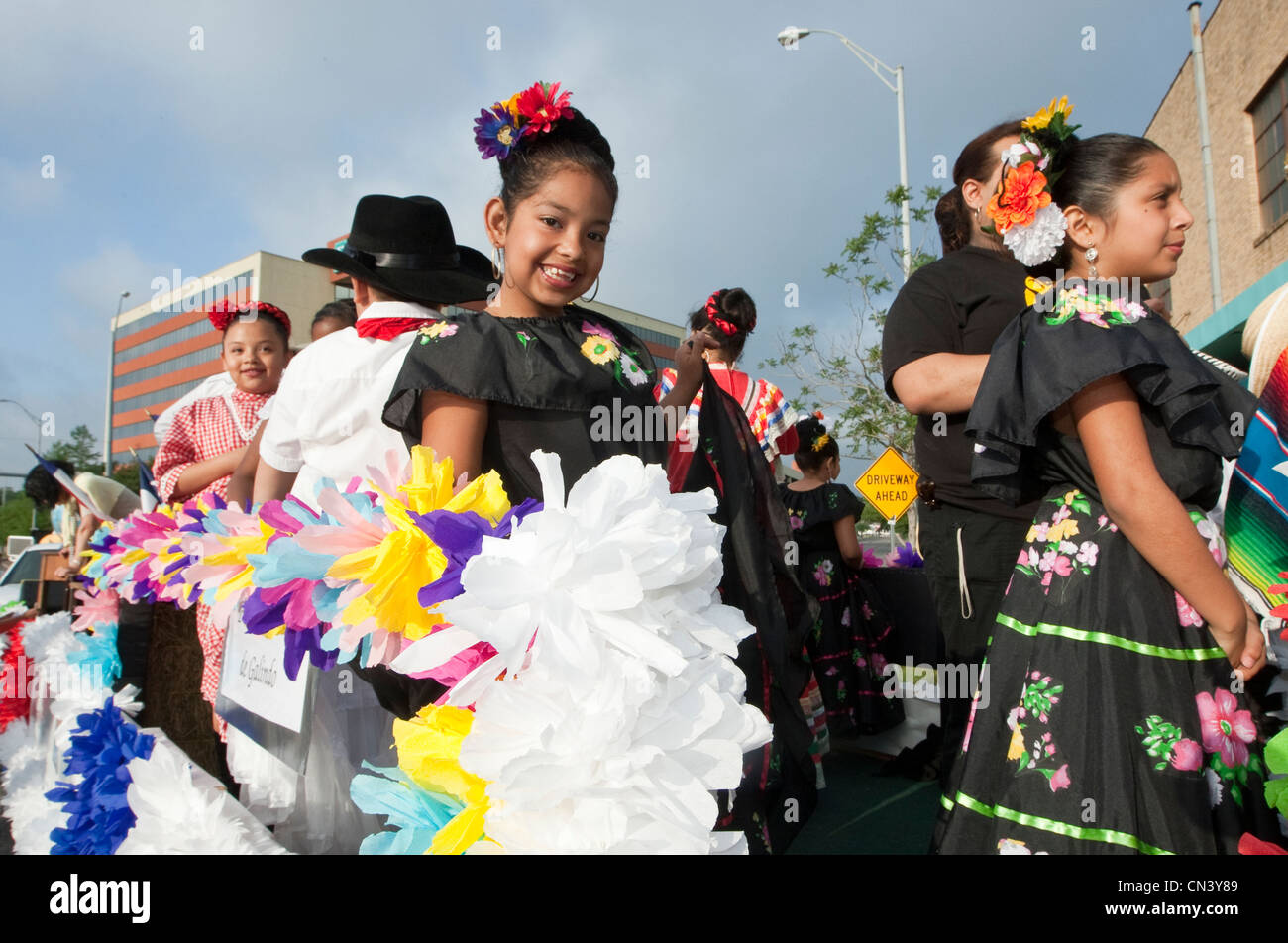 Traditional mexican dress hi-res stock photography and images - Alamy