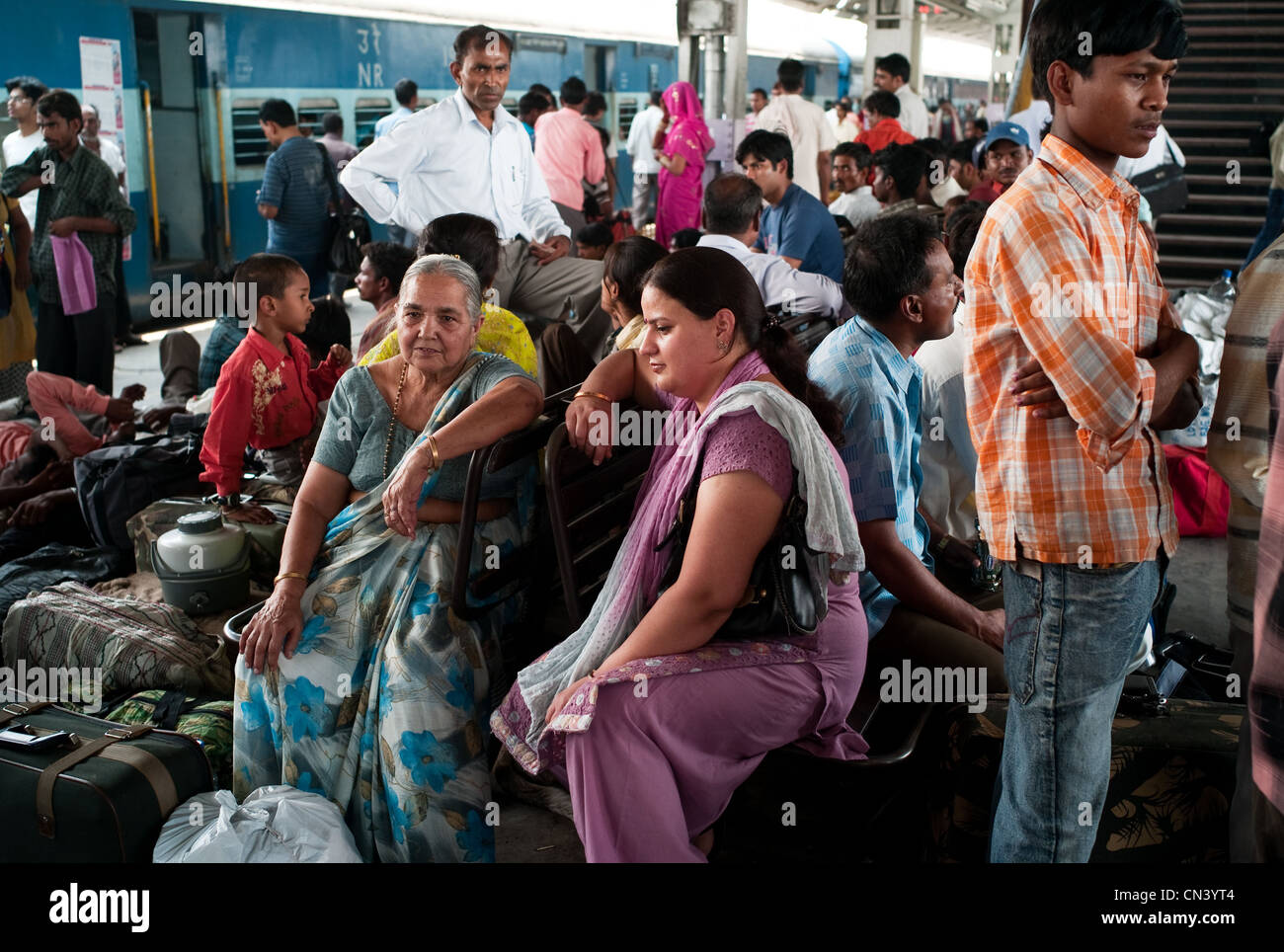 Samosas in india hi-res stock photography and images - Alamy