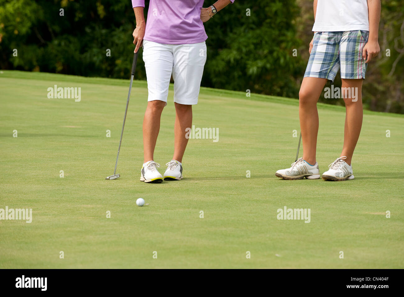 Female golfer driving golf ball hi-res stock photography and images - Alamy