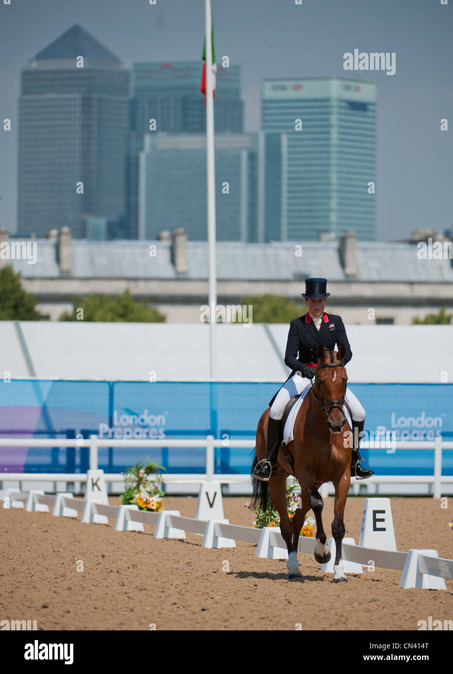 Eventing eventer skyscraper city hi-res stock photography and images ...