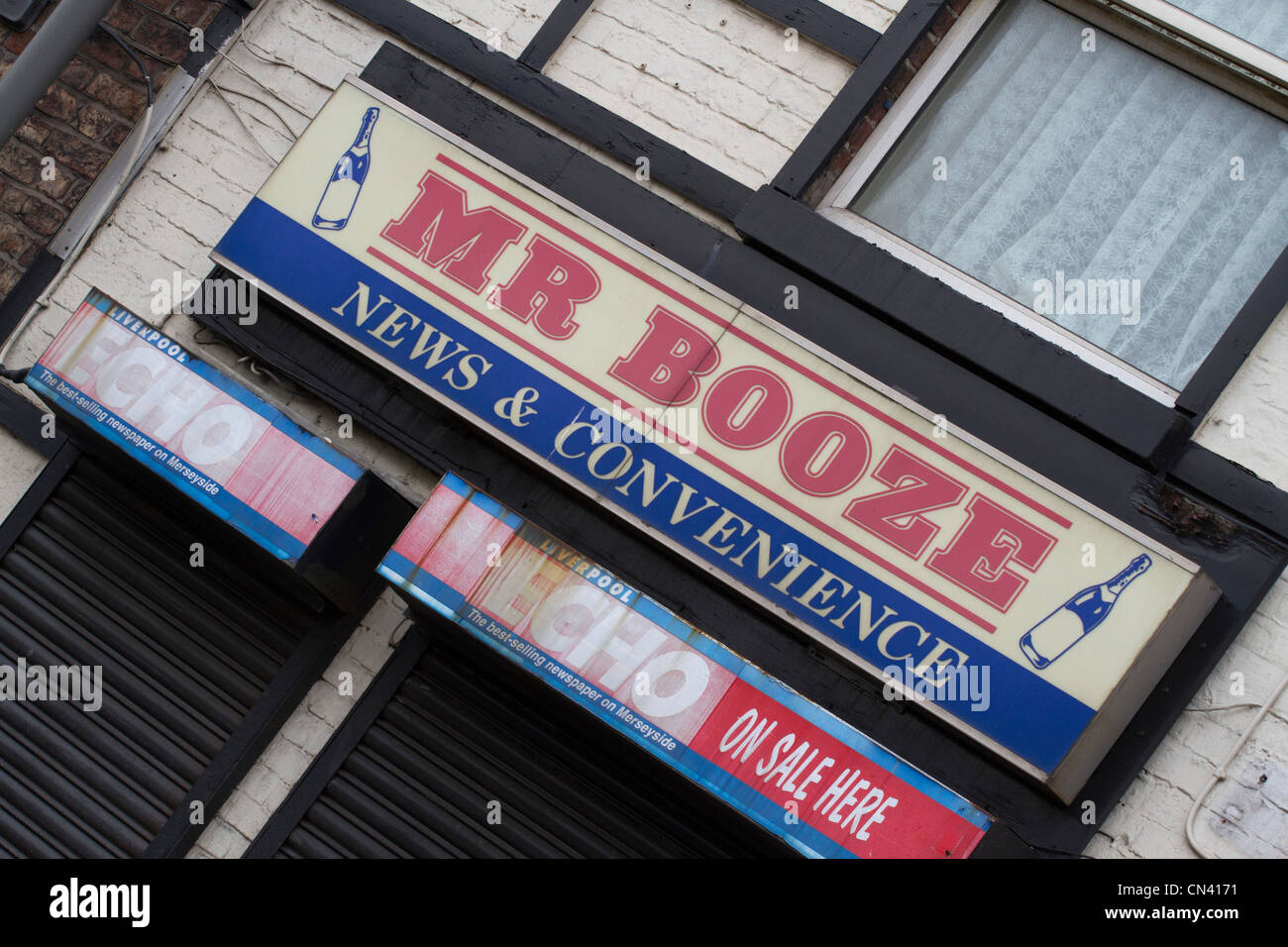 A closed down Mr Booze Store in Liverpool Stock Photo - Alamy