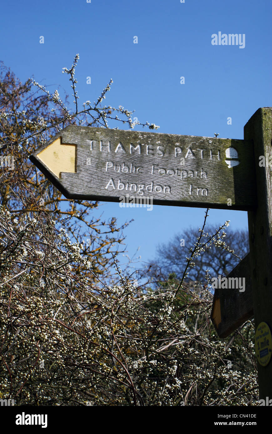 River Thames footpath wooden sign Stock Photo - Alamy