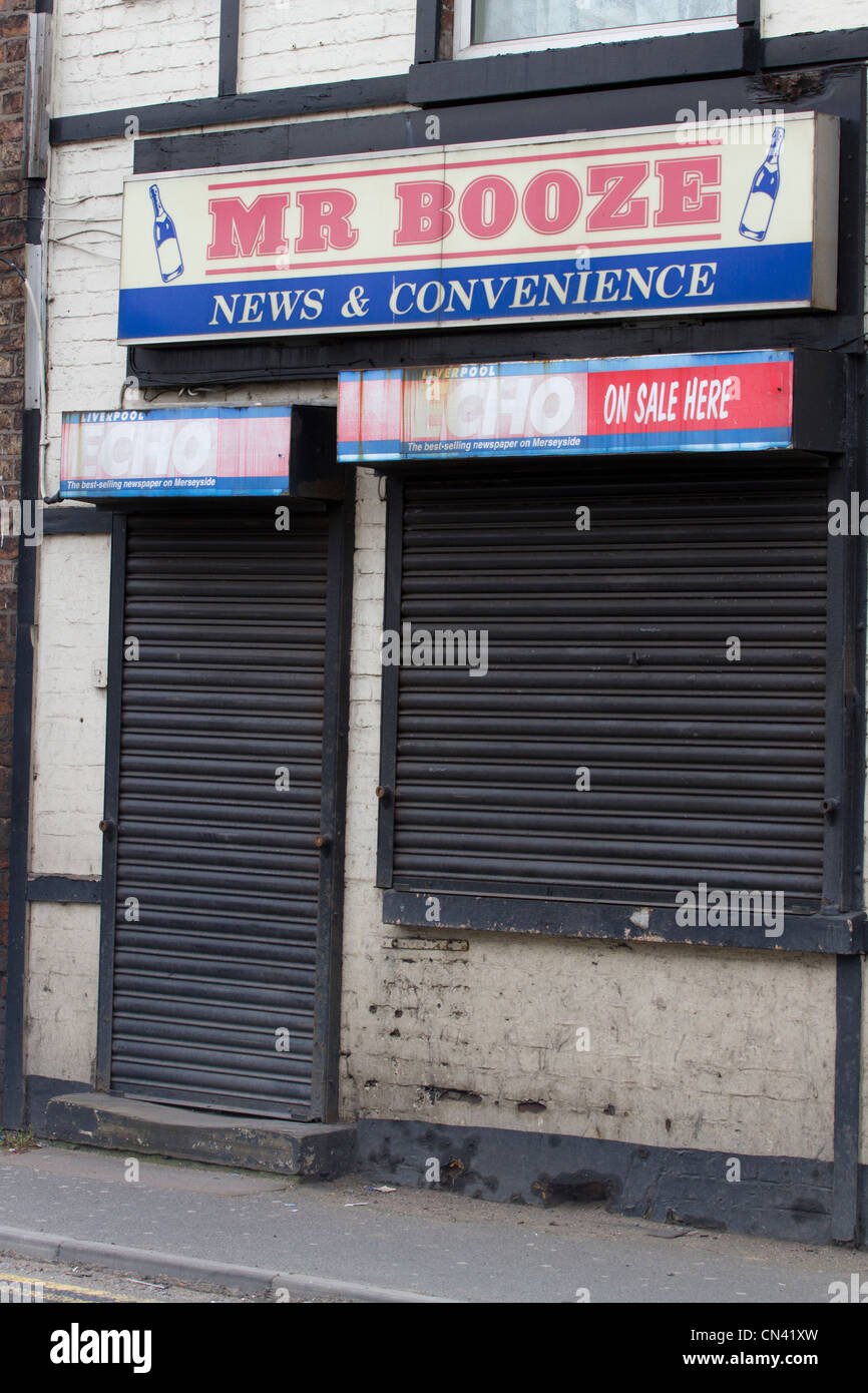 A closed down Mr Booze Store in Liverpool Stock Photo - Alamy