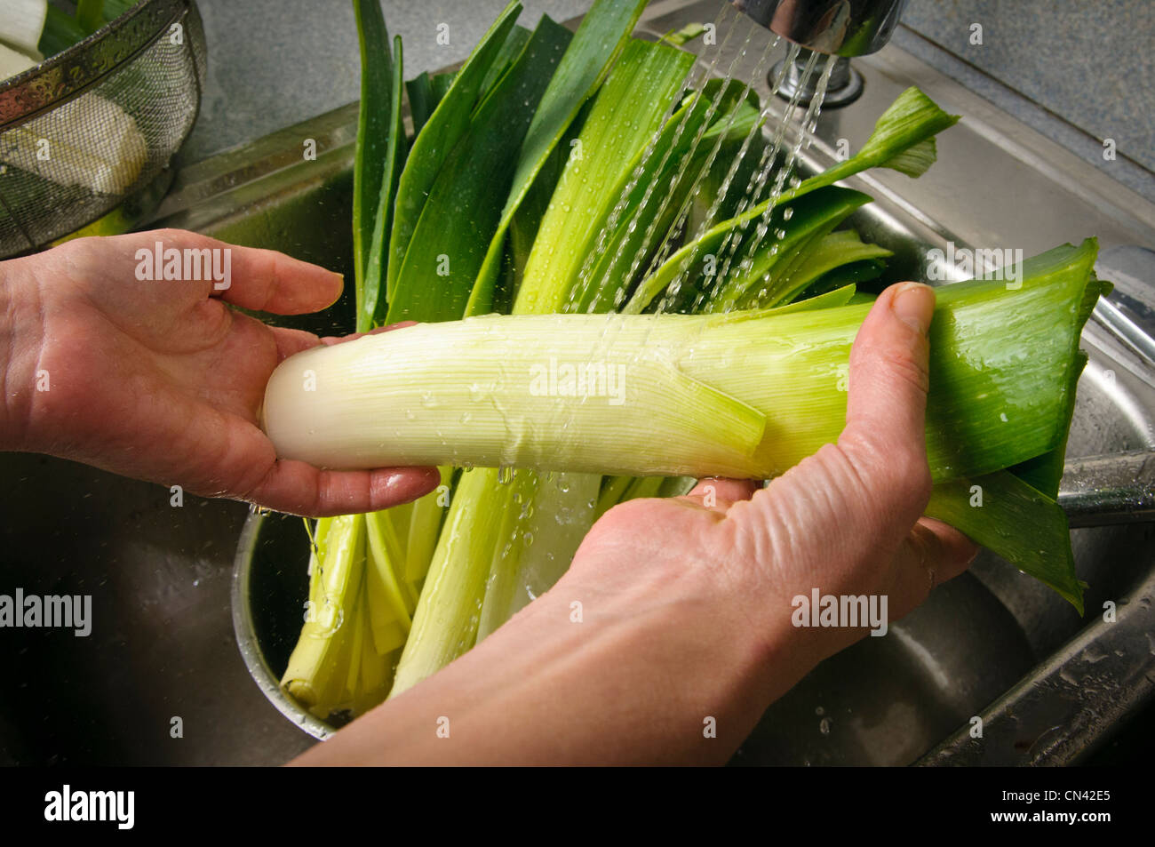 Washing leeks hi-res stock photography and images - Alamy