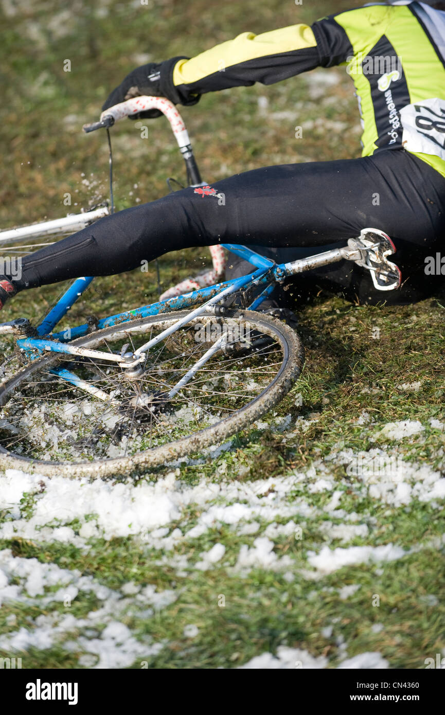 Falls off bicycle hi-res stock photography and images - Alamy