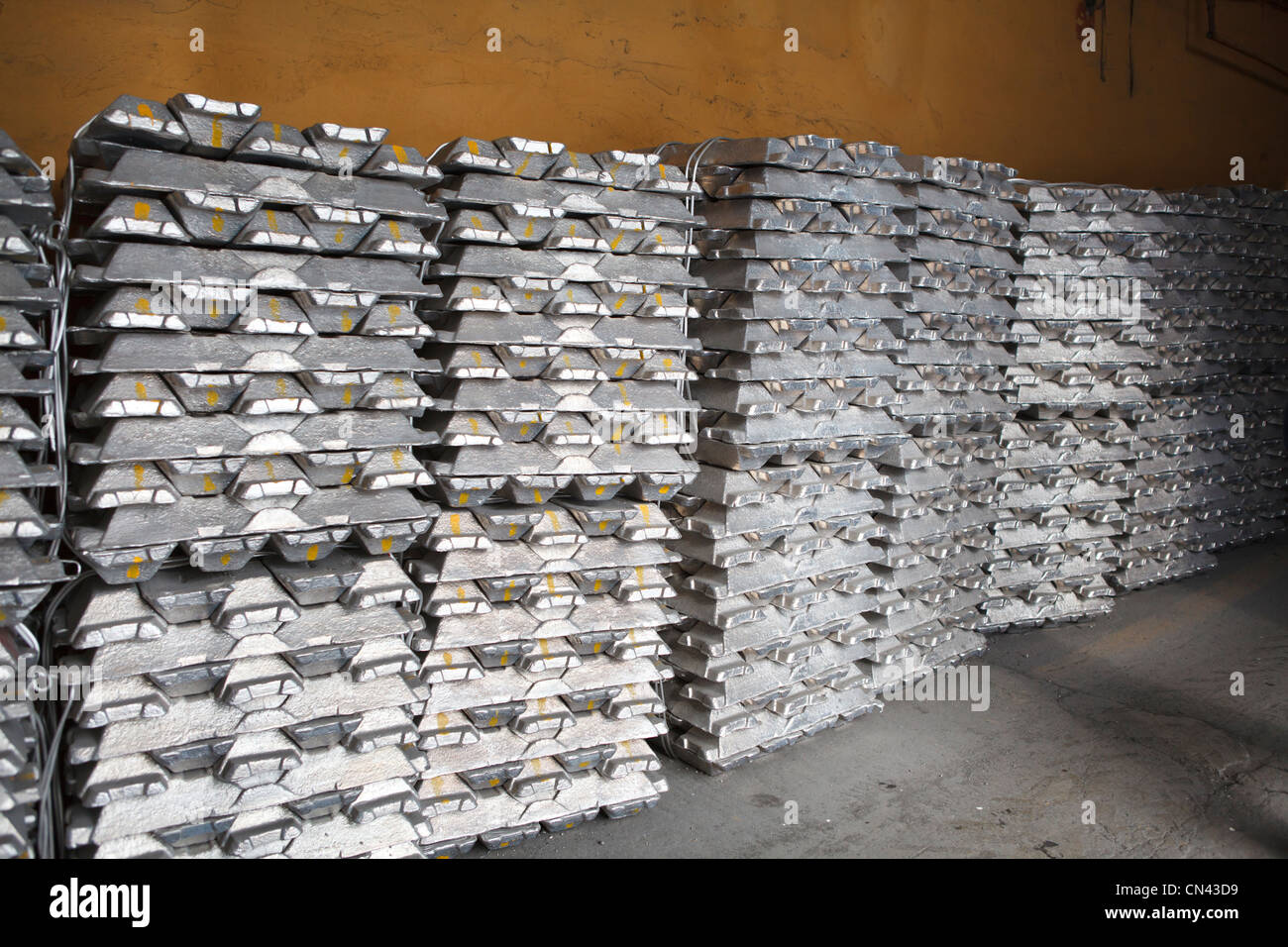 Aluminum bricks on non-ferrous metallurgical plant. Russian metallurgy ...