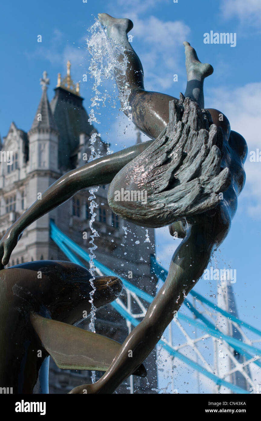 Tower Bridge London Fountain Stock Photos & Tower Bridge London ...