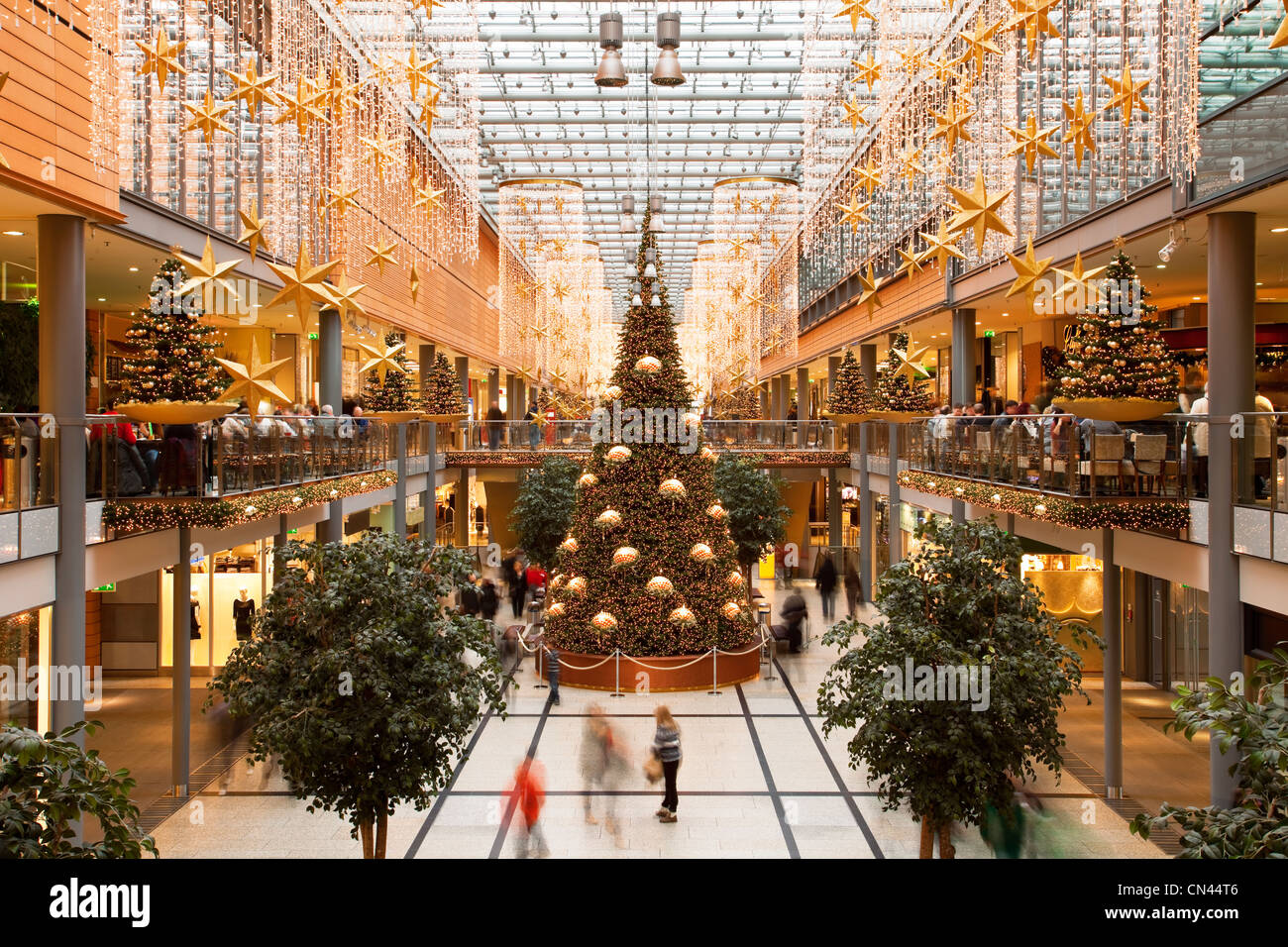Large christmas store hi-res stock photography and images - Alamy