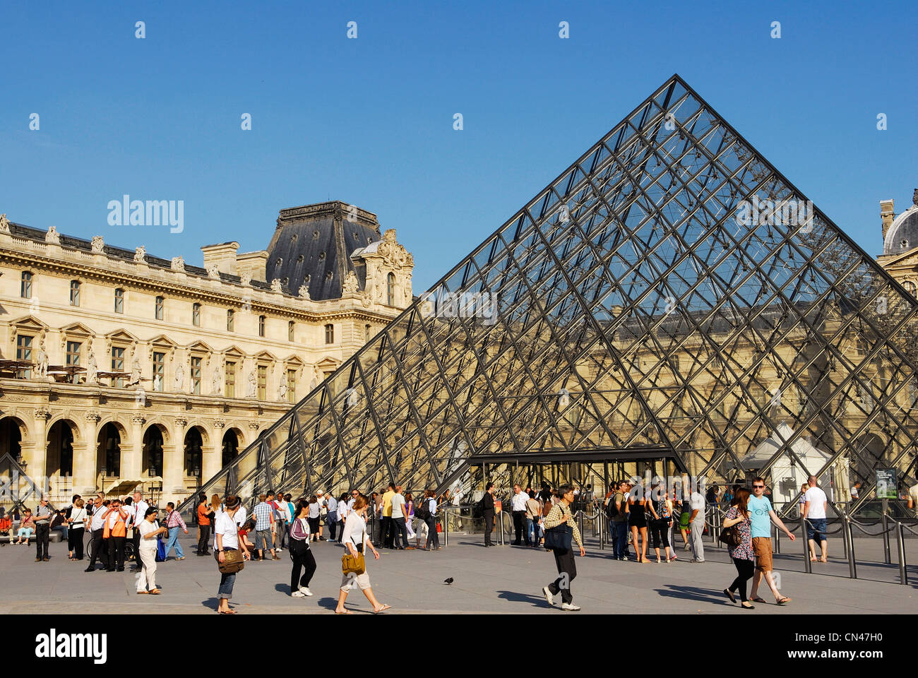France, Paris, Musee du Louvre (Louvre museum), Napoleon Courtyard ...