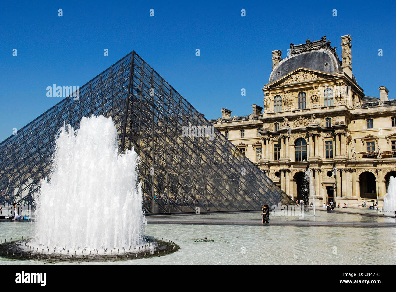 France, Paris, Musee du Louvre (Louvre museum), Napoleon Courtyard ...