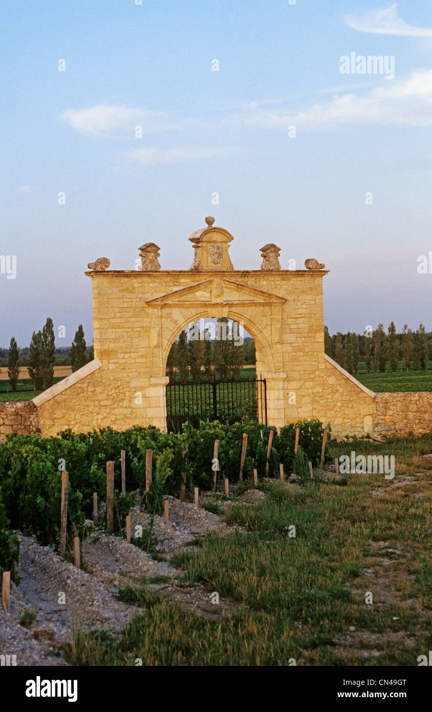 Medoc bordeaux chateau gate hi-res stock photography and images - Alamy