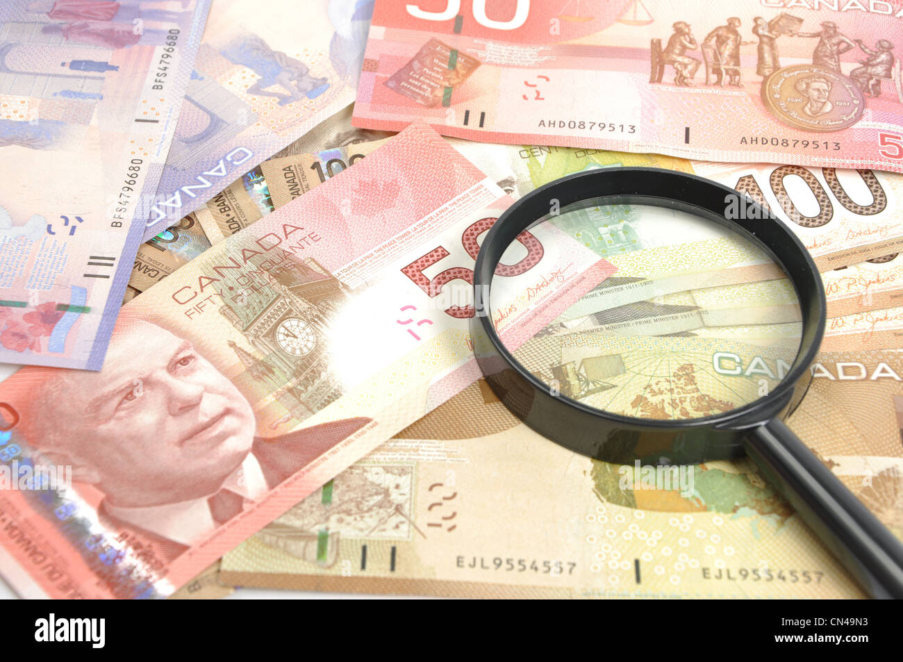 Magnifying glass money hi-res stock photography and images - Alamy