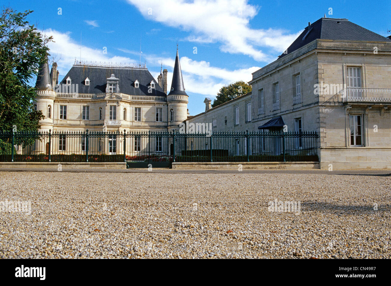 Medoc bordeaux chateau gate hi-res stock photography and images - Alamy