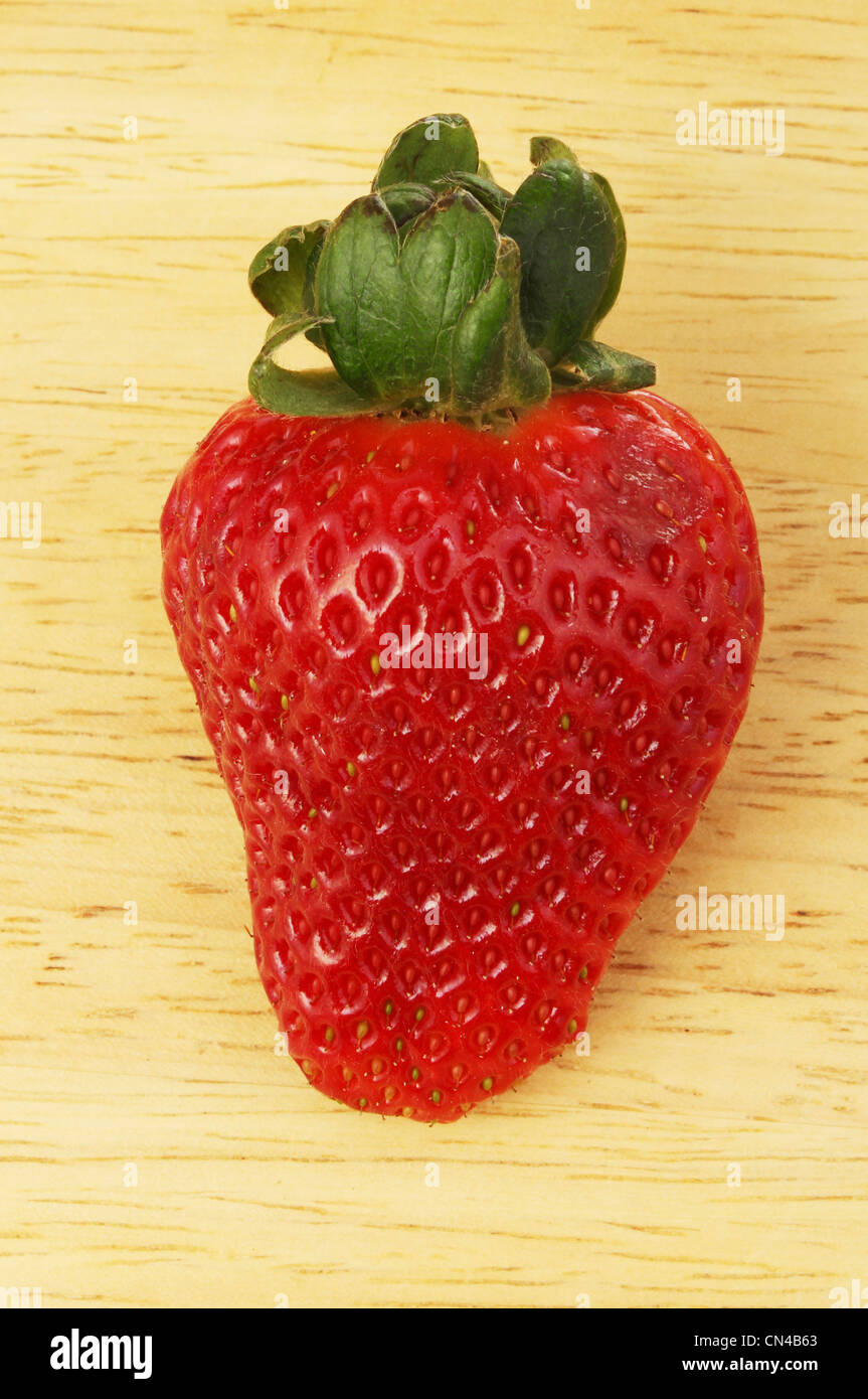 Single strawberry hi-res stock photography and images - Alamy