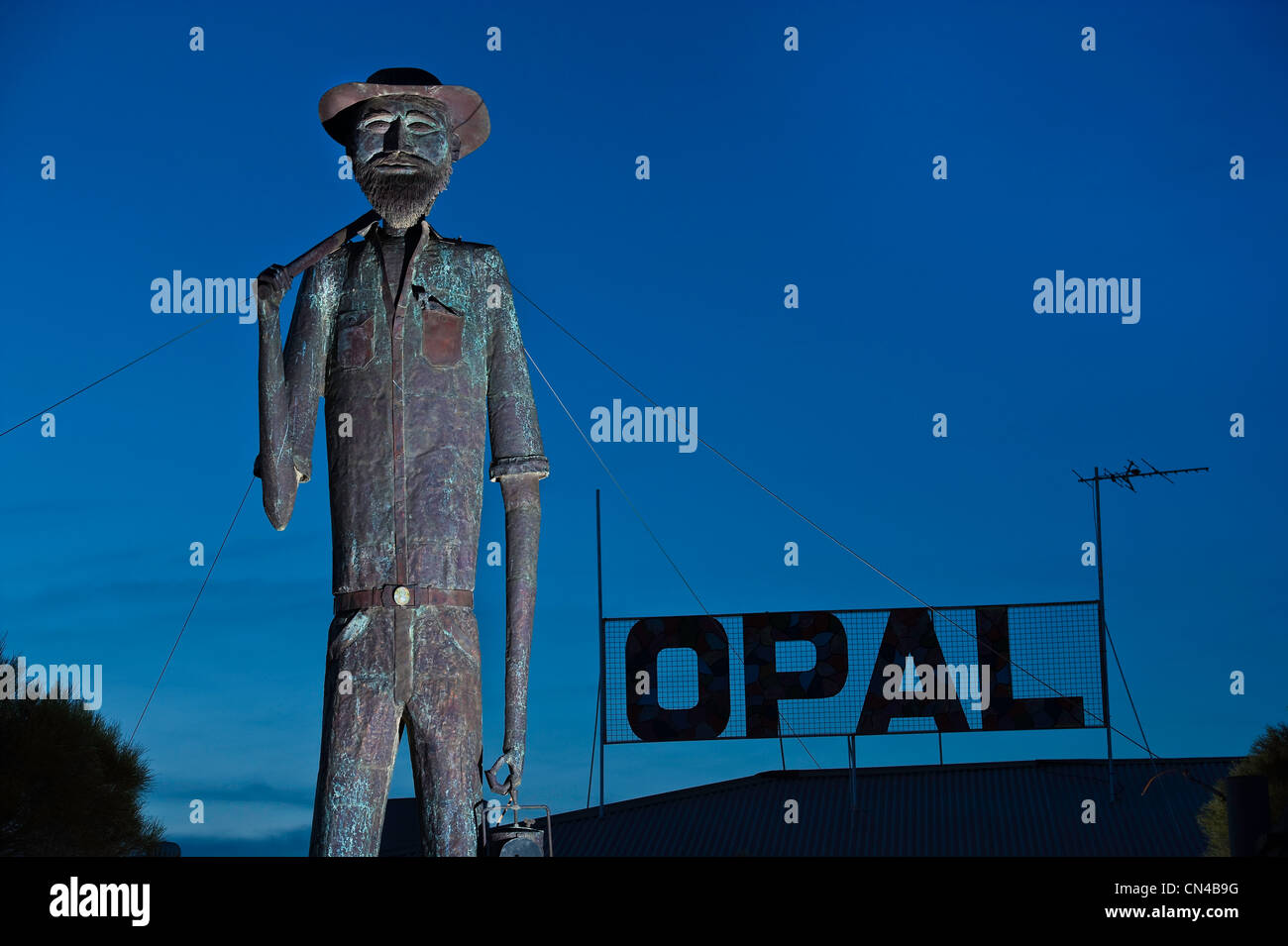 Australia, South Australia, Coober Pedy, sculptur of an opal miner ...