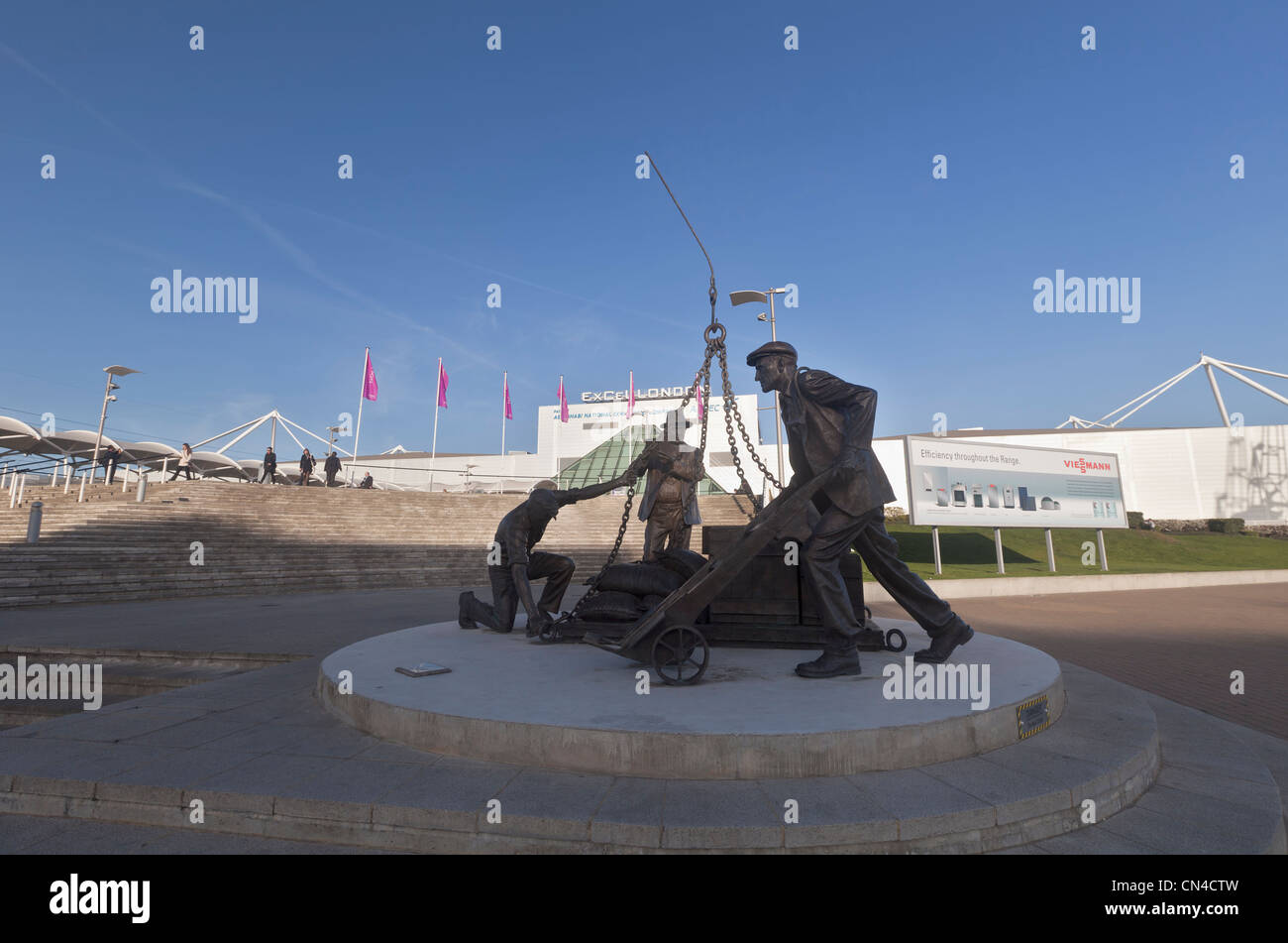 Sculpture dedicated original dock workers hi-res stock photography and ...