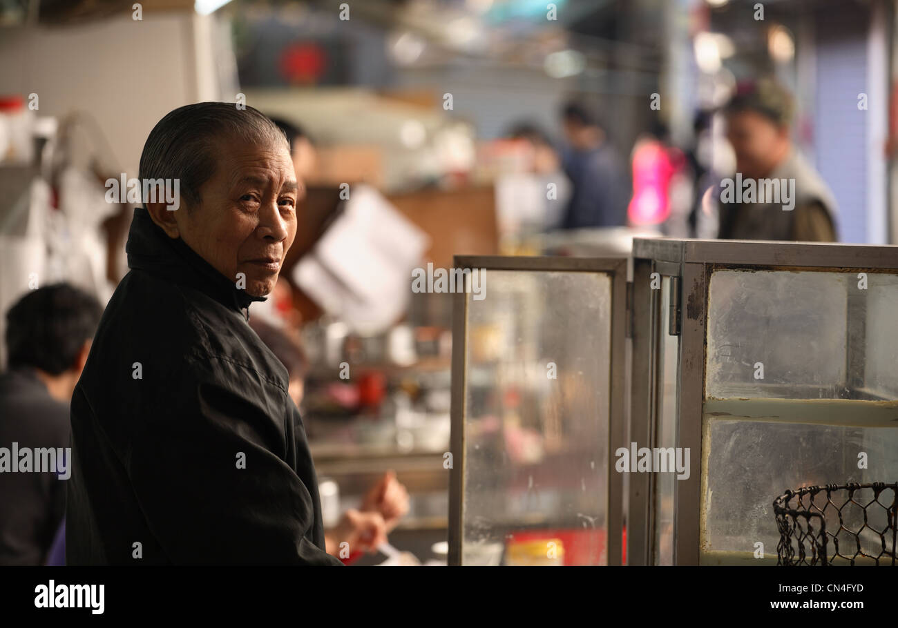 Man selling goods hi-res stock photography and images - Alamy