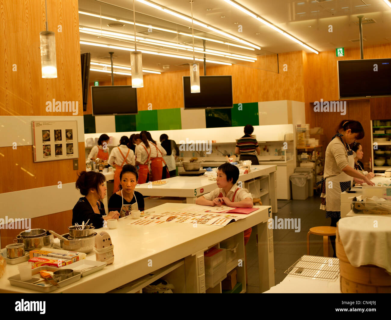 Japan, Tokyo, feature: the Palace of Tokyo, cooking class Stock Photo ...