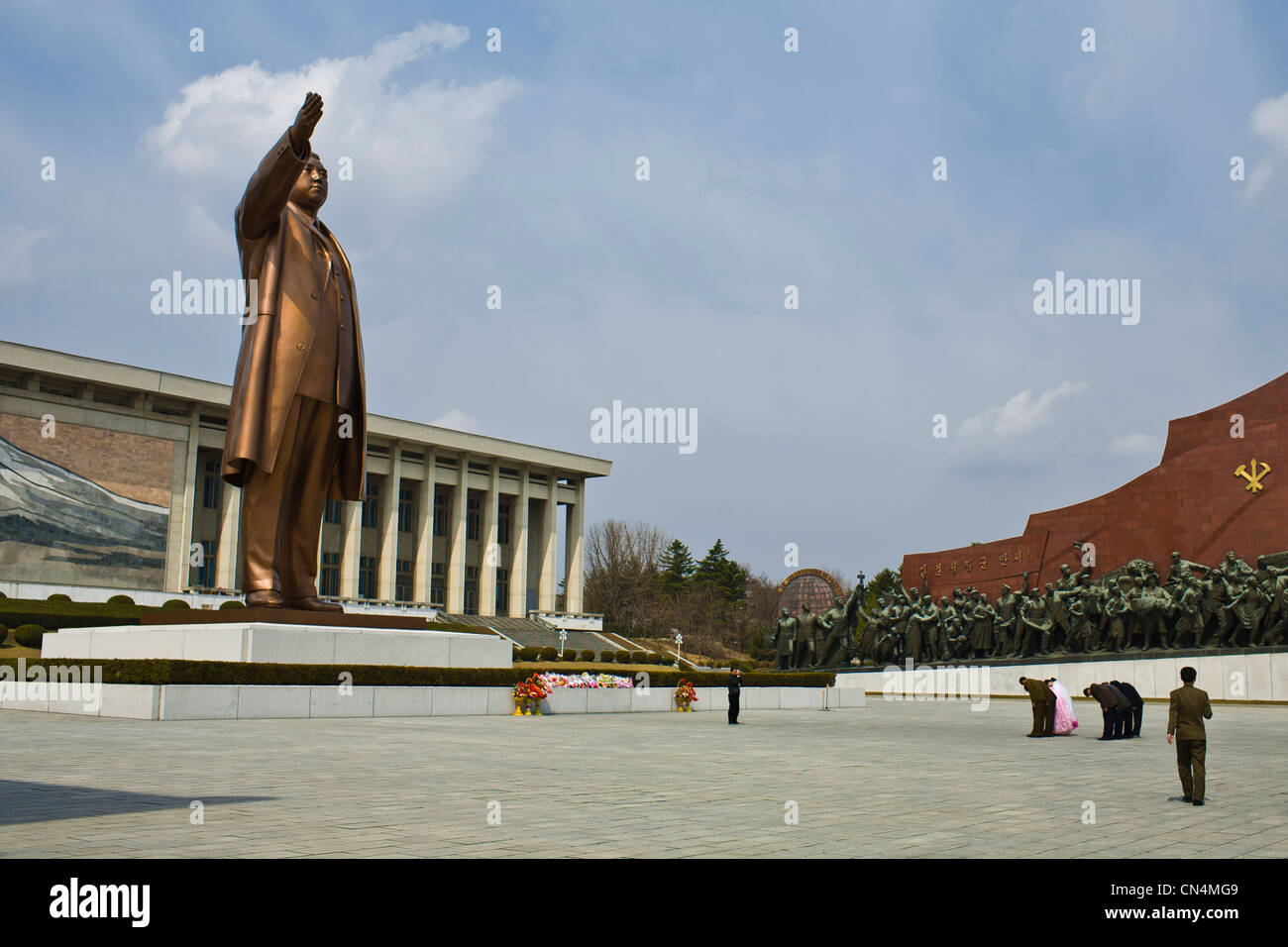 North Korea, Pyongyang, Mansudae monument, North Koreans paying respect ...